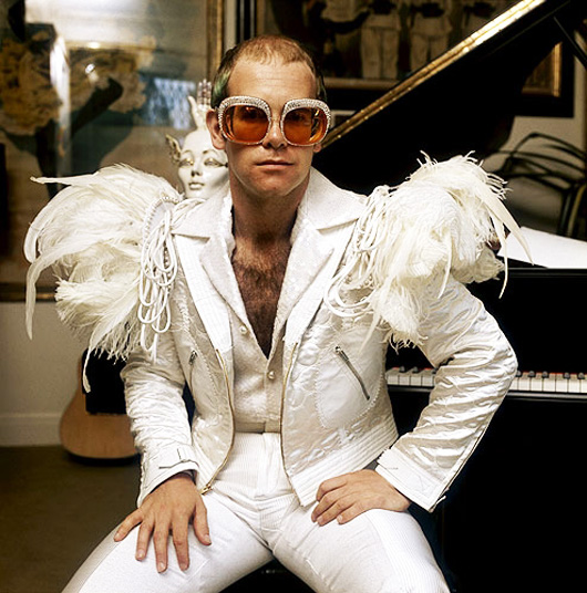 La Extravagancia De Los 70 Con Elton John Viste La Calle