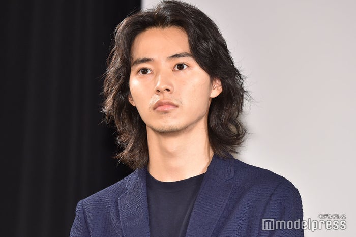 山崎賢人、長髪をばっさりカット「短髪かっこよすぎ」「好き」ファンから歓喜の声 モデルプレス