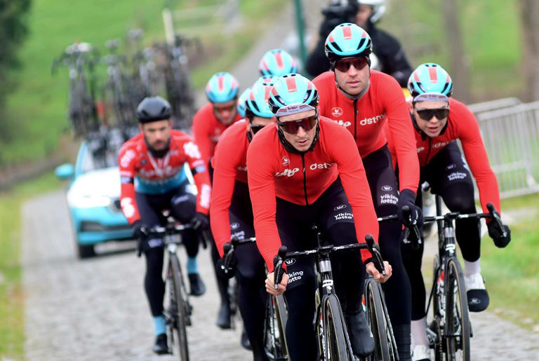 Renners Verkennen Parcours Omloop Het Nieuwsblad