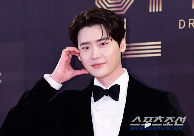 공식 이종석 ♥아이유 선한 영향력 이어 받는다어린이x취약계층 환우 위해 1억원 쾌척