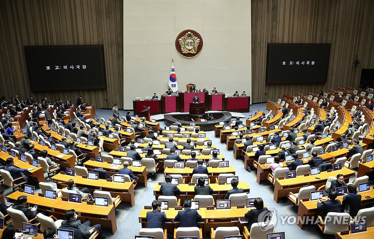 尹탄핵소추 노무현·박근혜 이어 헌정사 세 번째 대통령 직무정지