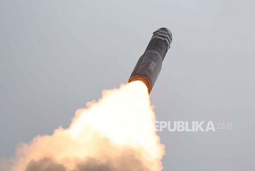 Rusia Unjuk Otot Umumkan Berhasil Uji Coba Rudal Balistik Antarbenua