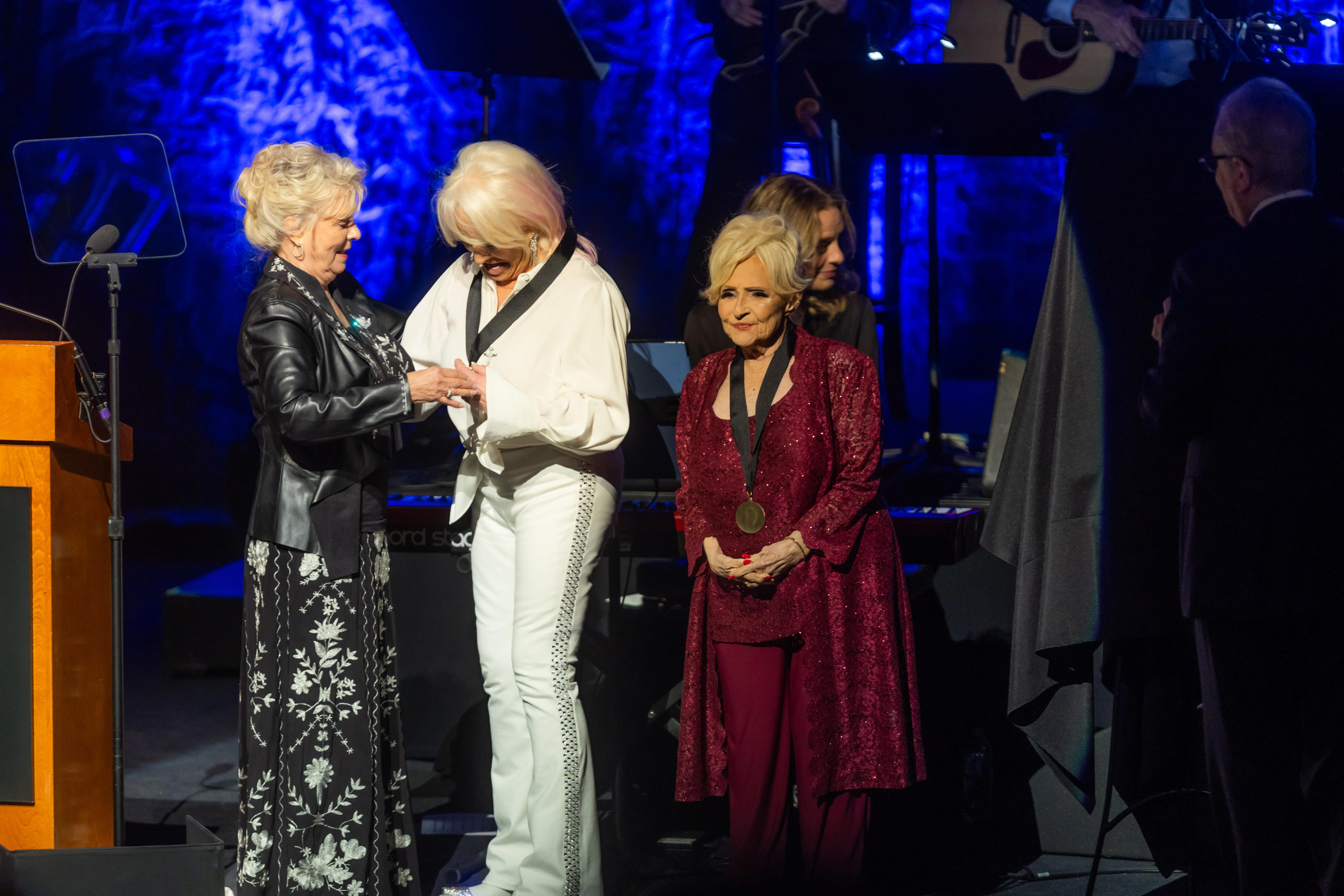 Tanya Tucker Bob Mcdill And Patty Loveless Inducted Into Country Music