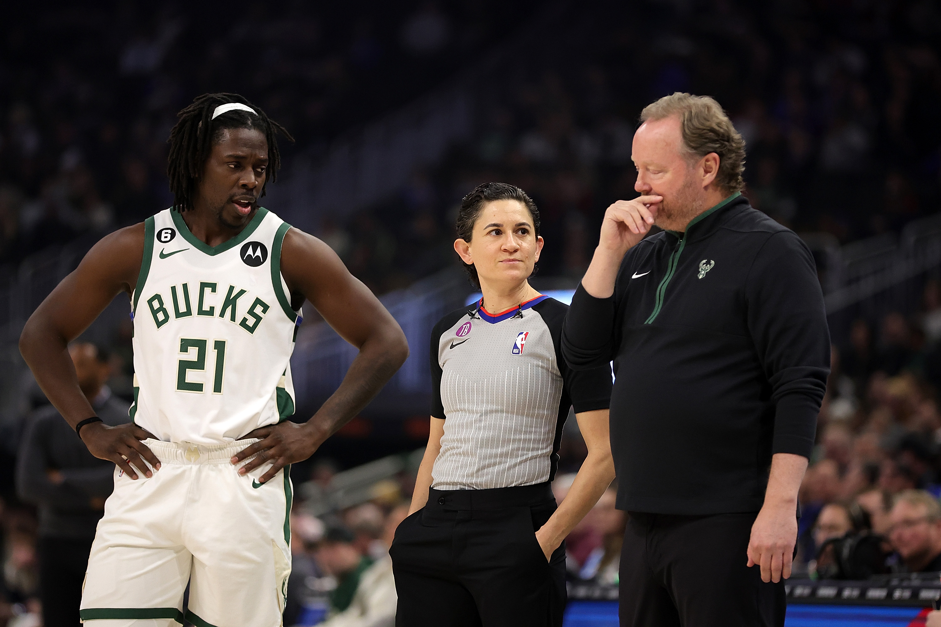 Che Flores Se Convertirá En El Primer árbitro De La Nba Identificado