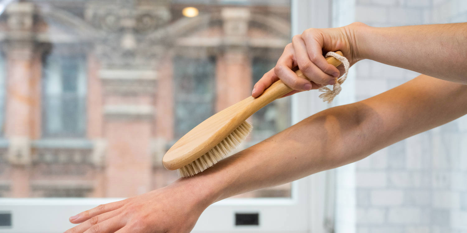 Heres How To Actually Dry Brush Your Skin