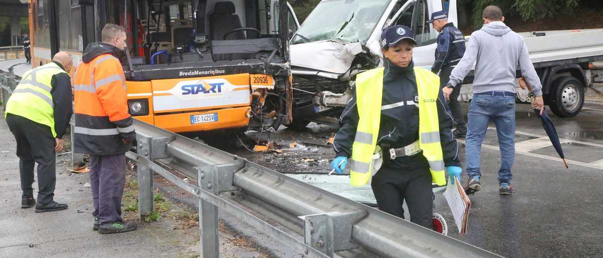 Si Schianta Contro Un Bus Muore Un Uomo Di 81 Anni