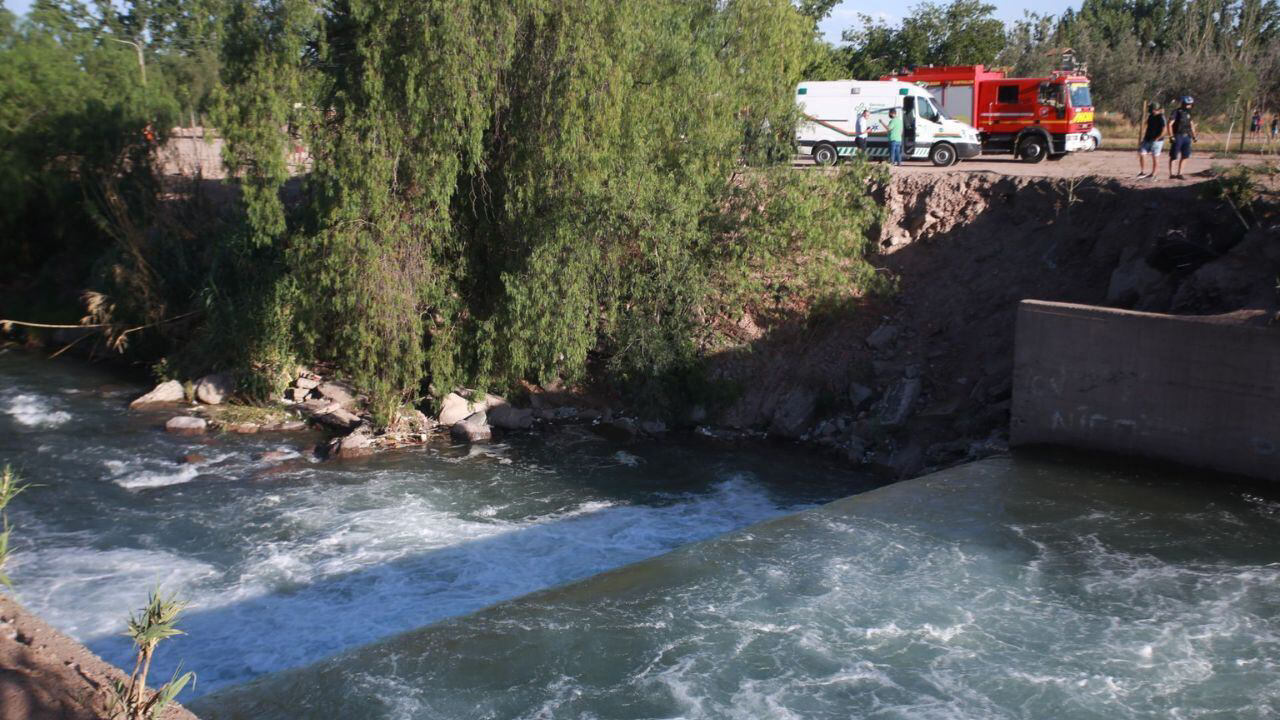 Un Hombre Se Bañaba Con Su Pareja En El Canal Cacique Guaymallén Y