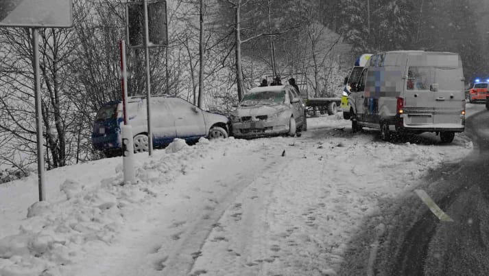 Drei Autos Krachen In Stein Sg Ineinander Eine Person Im Spital