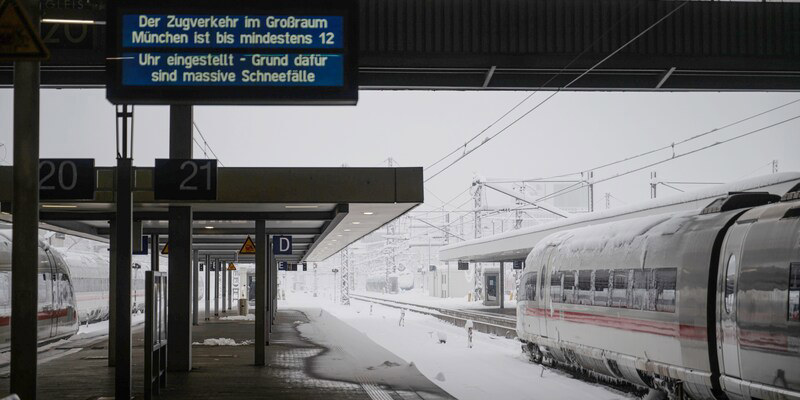 Schneemassen Legen Zugverkehr In Bayern Lahm Gestrandete Fahrgäste Am