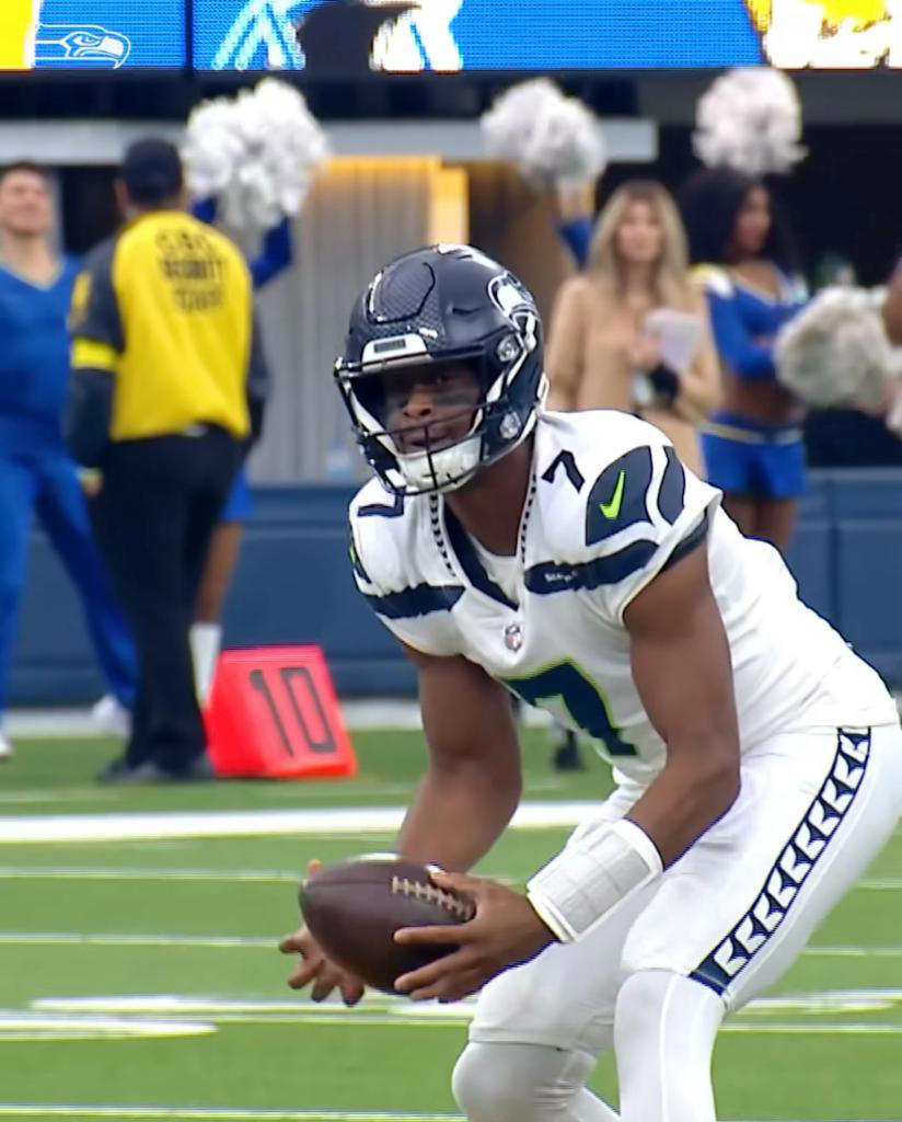 Seahawks Quarterback Geno Smith Has Injured His Elbow And Is Not