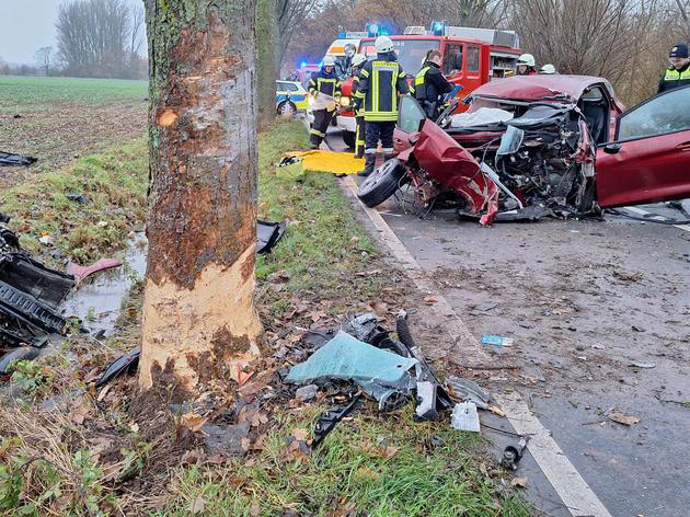 Ford Kracht Frontal Gegen Baum Auto Zerfetzt Fahrerin Kommt Ums Leben