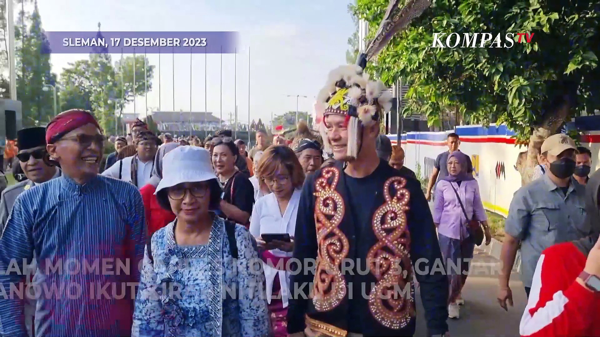 Momen Ganjar Pakai Baju Adat Dayak Ikut Kirab Nitilaku Di Ugm