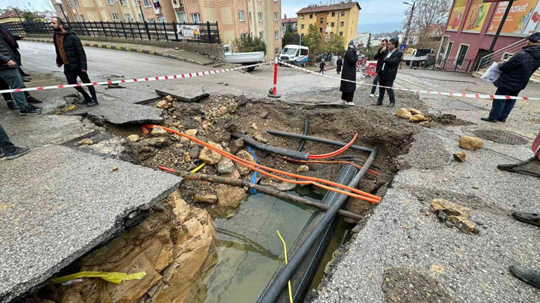 İçme Suyu Isale Hattı Patladı Ortalık Savaş Alanına Döndü