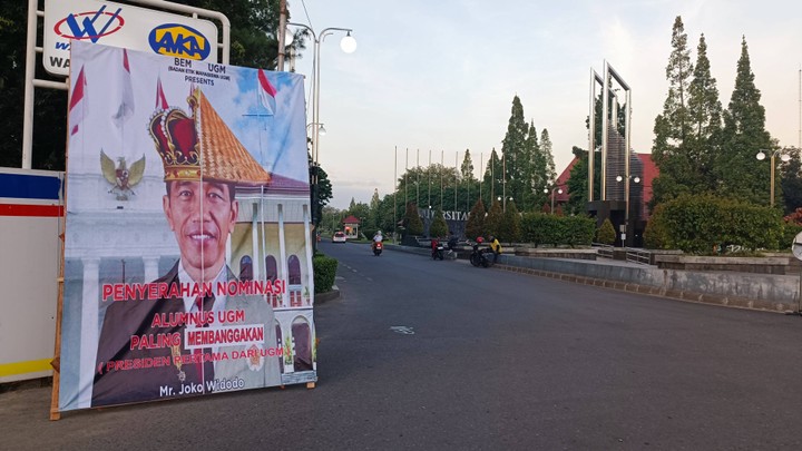 Poster Jokowi Alumnus Ugm Paling Membanggakan Terpasang Di Bundaran Ugm