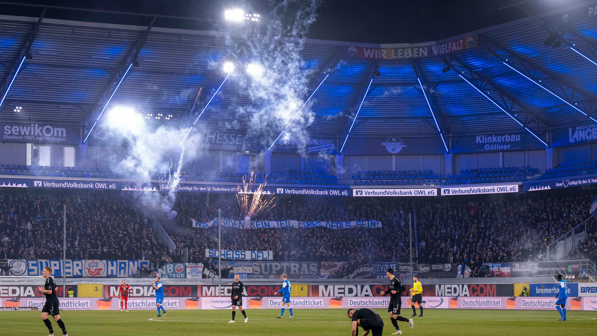 2 Fußball Bundesliga Zwei Spielunterbrechungen Bei Sc Paderborn Gegen