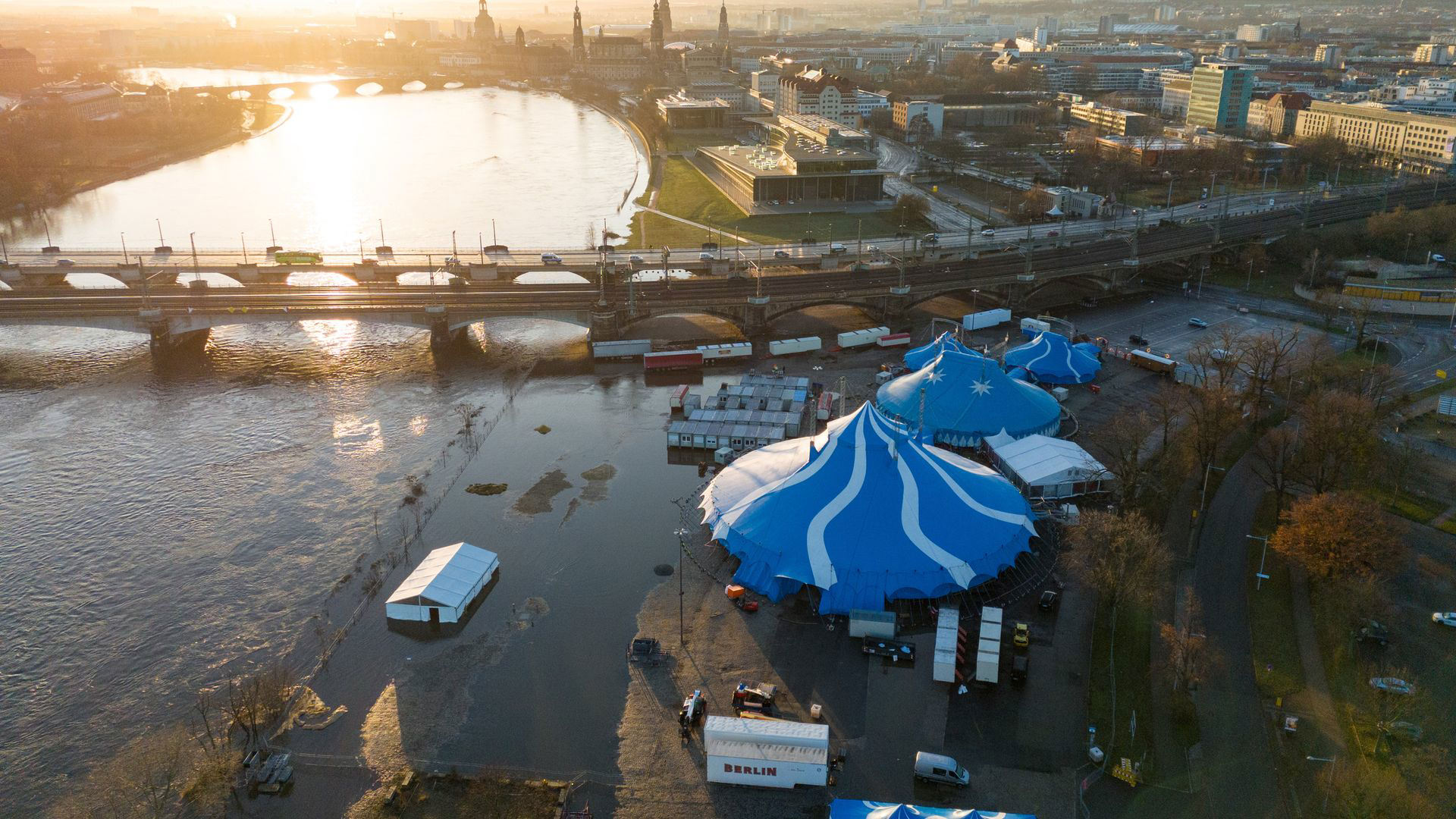 Hochwasser In Deutschland Dresden Ruft Die Zweithöchste Alarmstufe Aus