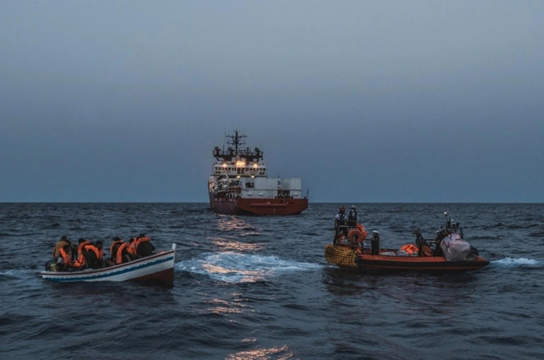 Italia Inmoviliza Durante 20 Días Al Barco Humanitario ‘ocean Viking