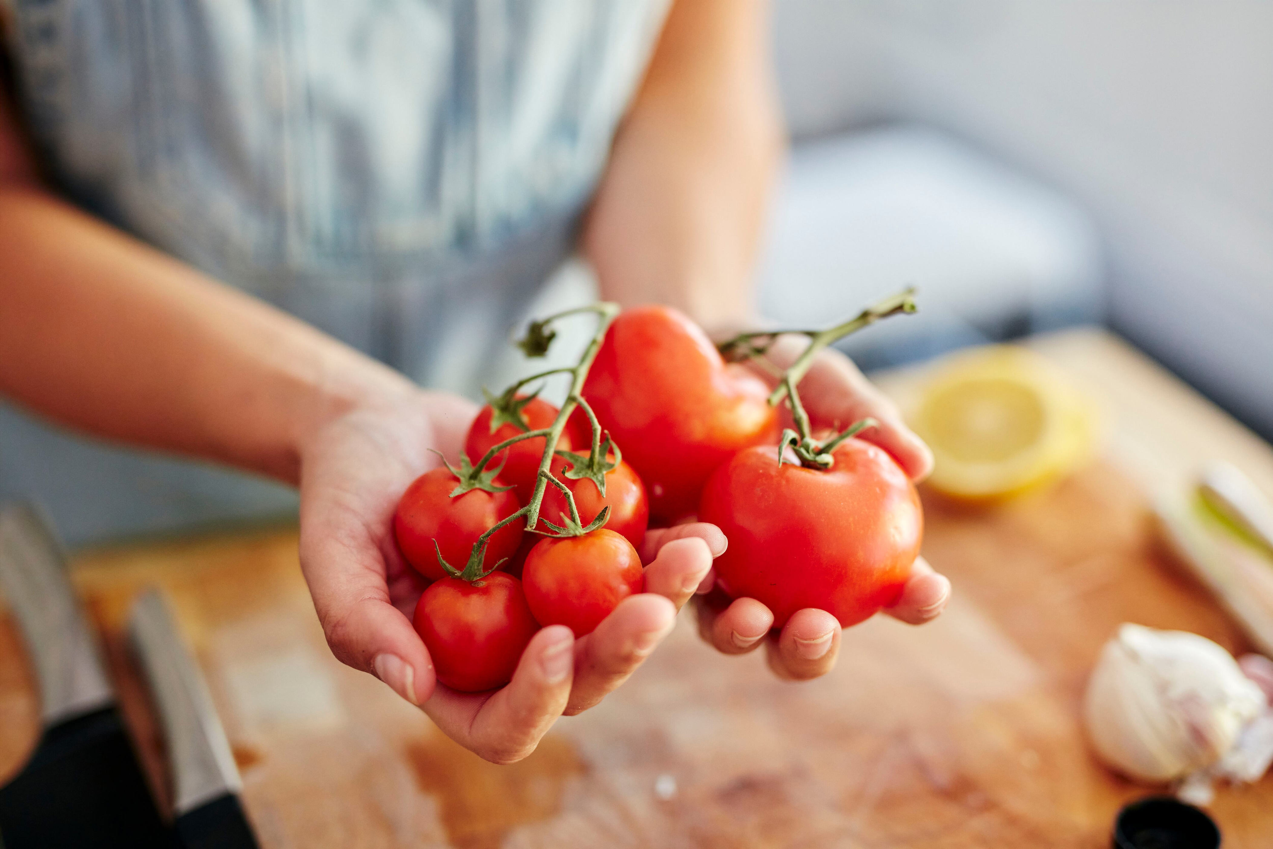 Los Cinco Beneficios Para La Salud De Comer Tomate Crudo ¿lo Sabía