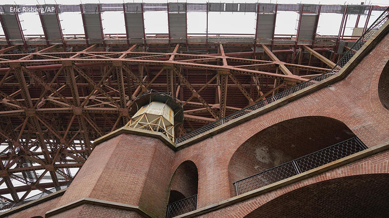 San Francisco Installs 224m Net To Stop Suicides Off Golden Gate Bridge