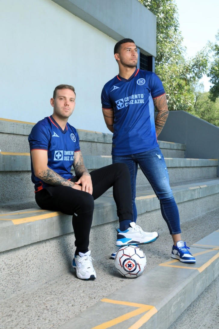 Liga Mx Cruz Azul Sigue En Plan Grande Y Presenta Su Tercer Uniforme