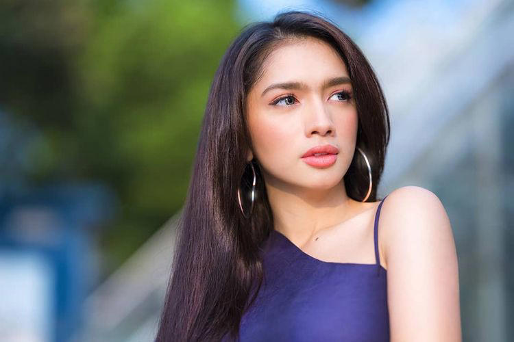 Janda Kayak Gadis Kalem Angel Karamoy Tampil Manis Pakai Dress Tanpa