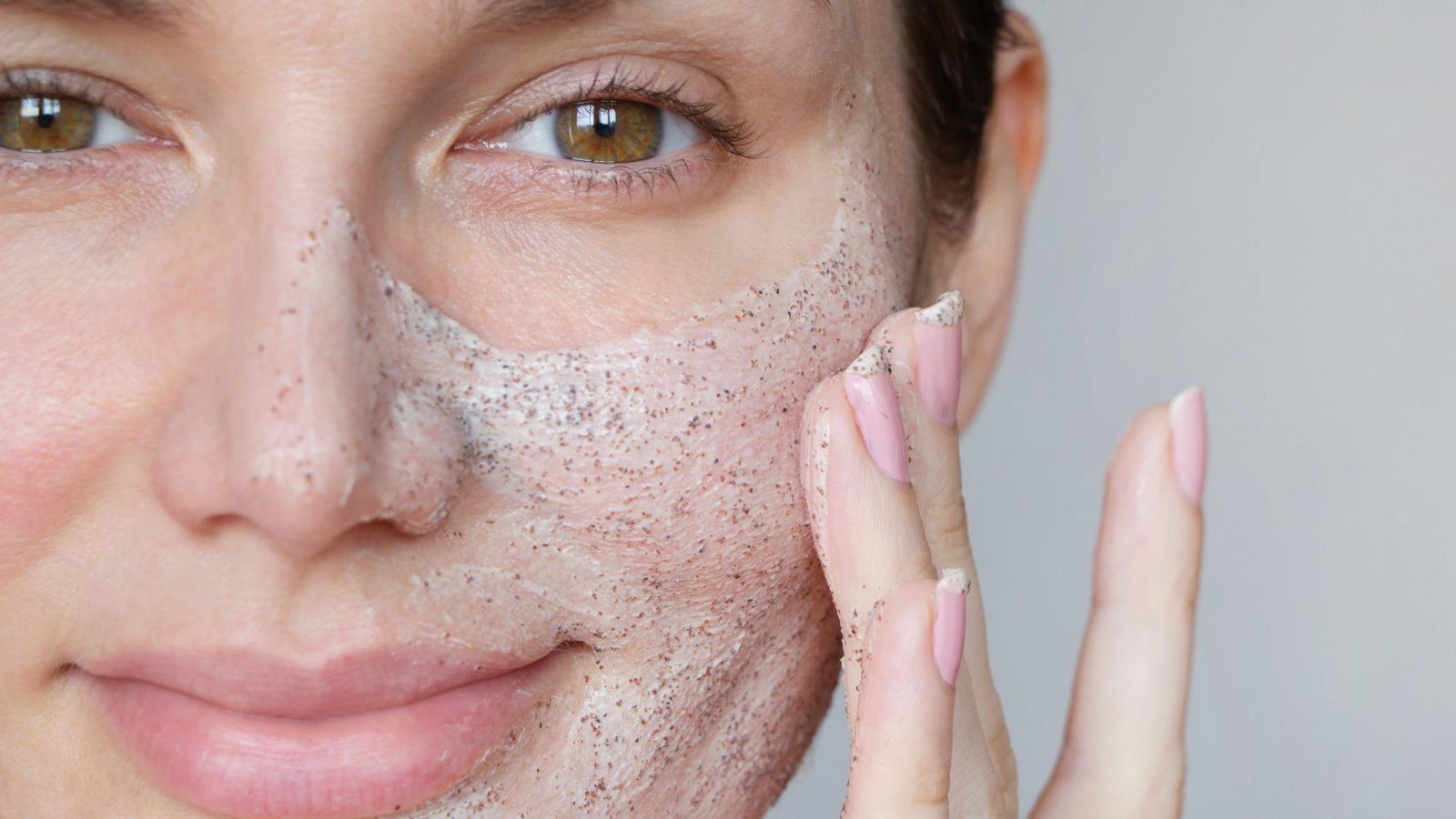 5 Best Exfoliators For Oily Skin To Unclog Pores And Get Beautiful Skin