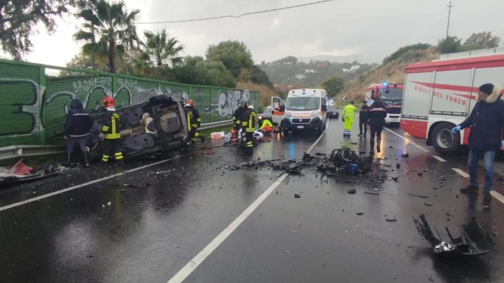 Catanzaro Scontro Frontale Tra Due Auto Sulla Statale 106 Morti