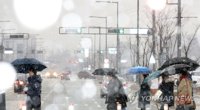 “우산 챙기세요”전국 곳곳 비·눈 큰 추위 없어