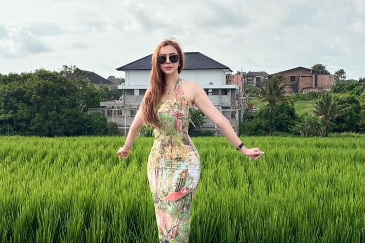 Kasta Tertinggi Janda Aura Kasih Pamer Lekuk Tubuh Di Pinggir Sawah