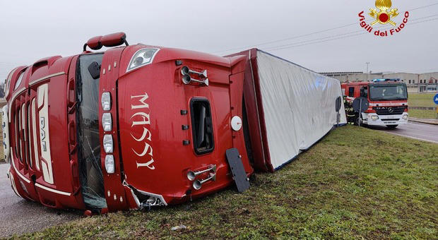 Autoarticolato Si Ribalta In Curva Ferito Il Conducente E Disagi Alla