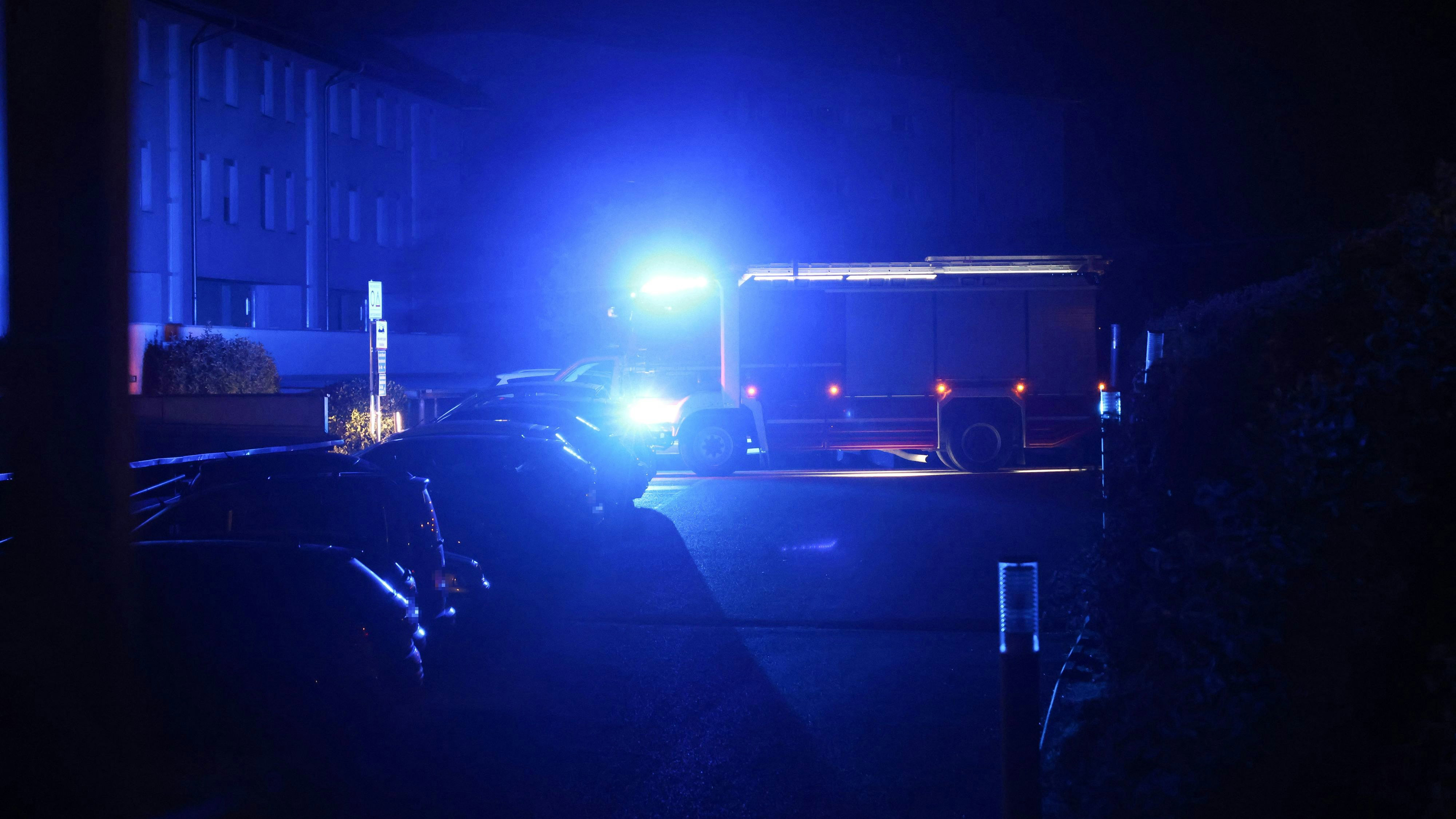 Feuerwehr Rückt Mitten In Der Nacht Zu Wohnhaus Aus