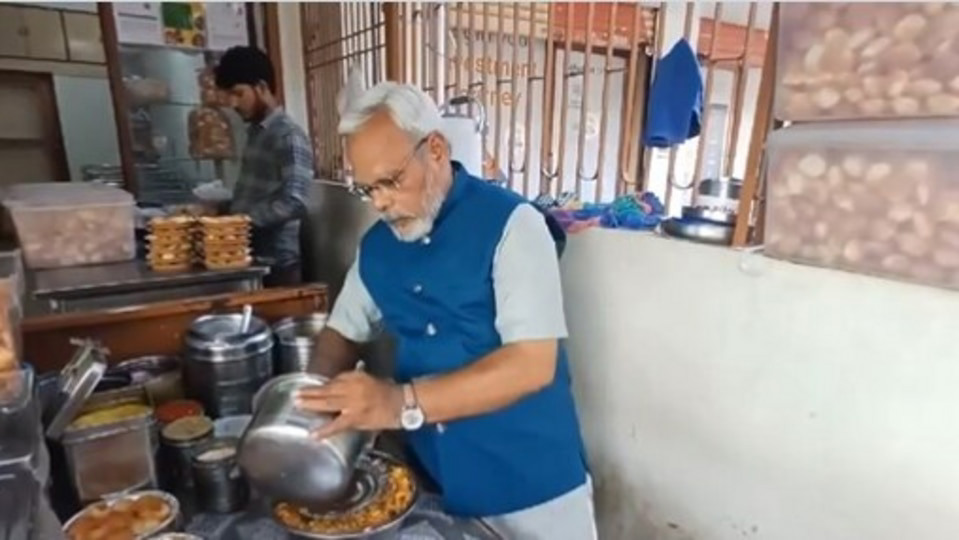 Pm Modis Look Alike Sells Pani Puri In Gujarat Netizens React ‘low