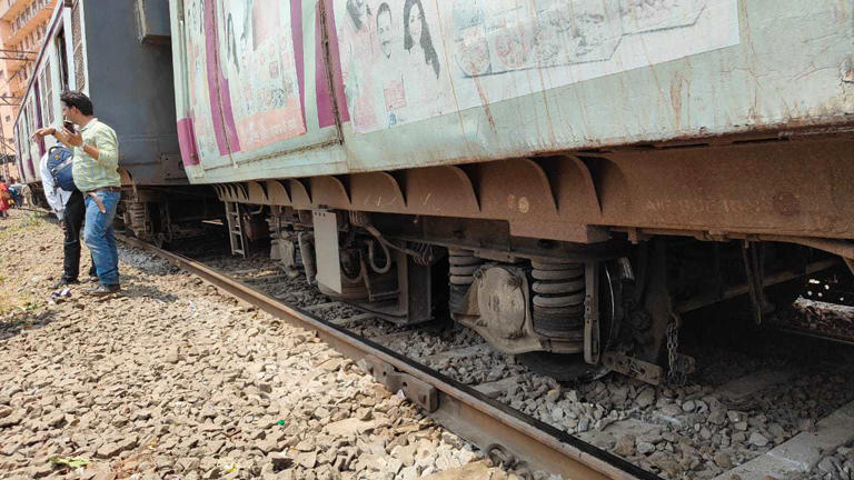 Mumbai Local Train Derails While Entering Csmt Station Harbour Line