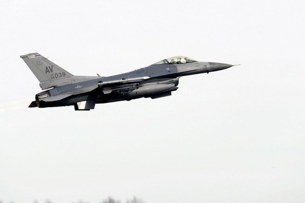 Us F 16 Fighter Jet Crashes Near New Mexico Air Base Pilot Safely