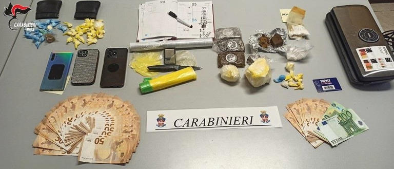 In Casa Mezzo Chilo Di Hashish E 40 Dosi Di Cocaina Arrestati