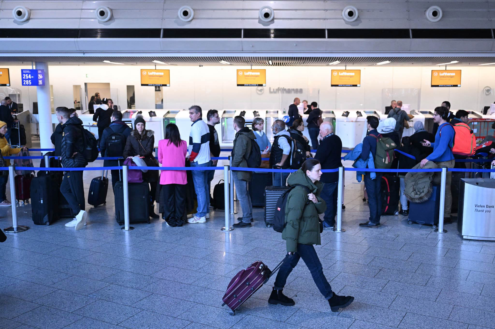 Info Bfmtv Grève Des Contrôleurs Aériens 75 Des Vols Annulés à Orly