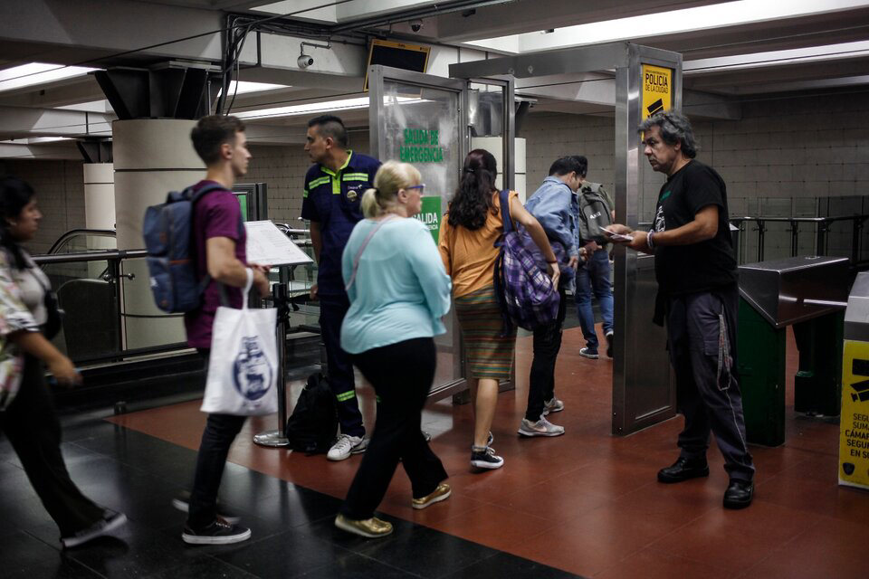 Apertura De Molinetes En Tres Líneas De Subte