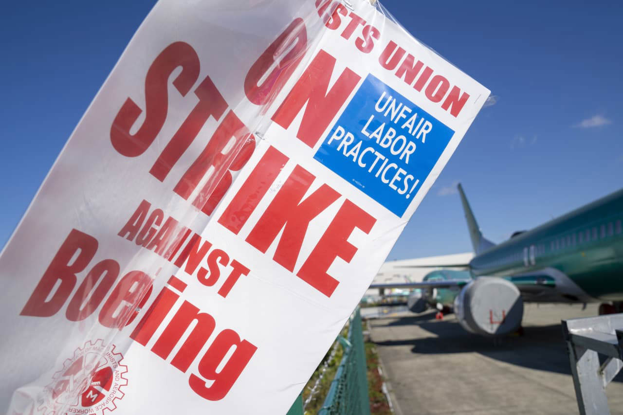 Boeing Furloughs White Collar Workers As Strike Worsens Cash Crunch