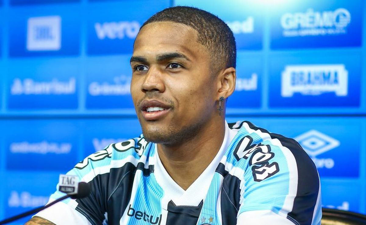 Douglas Costa Chega Ao Fluminense Com Salário De R 440 Mil E Com Metas