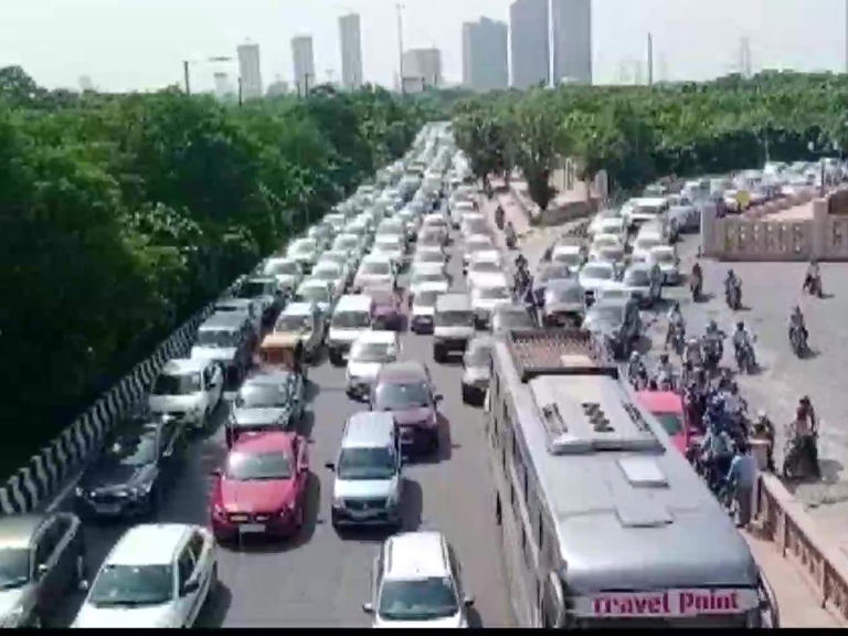 Travelling From Delhi To Noida Today Check Traffic Restrictions