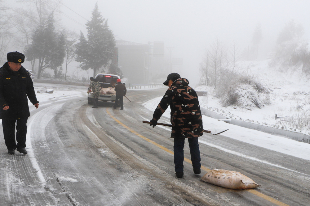 云阳：降雪致道路积雪 撒盐除冰保畅通