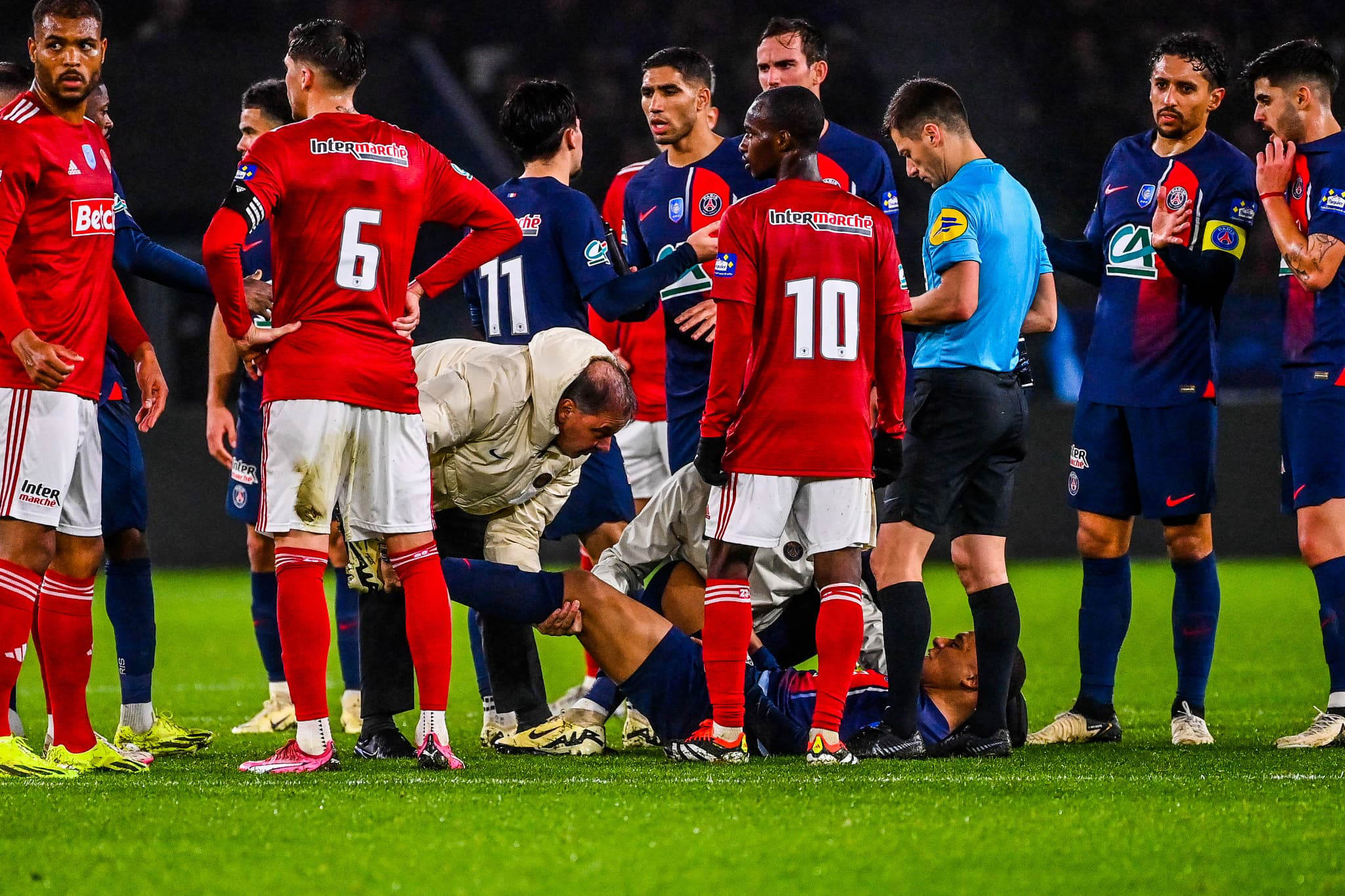 Psg Le Football Sest Figé Tacle Sauvage Miracle La Presse