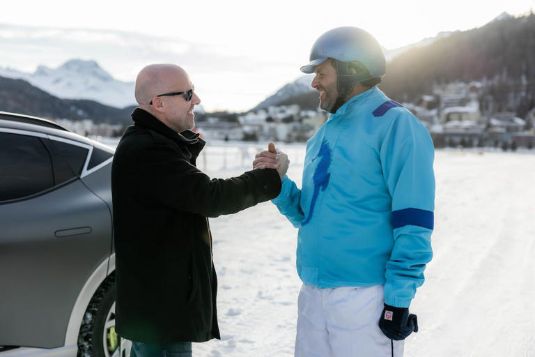 Pferd Und E Auto Liefern Sich Ein Rennen Wer Gewinnt