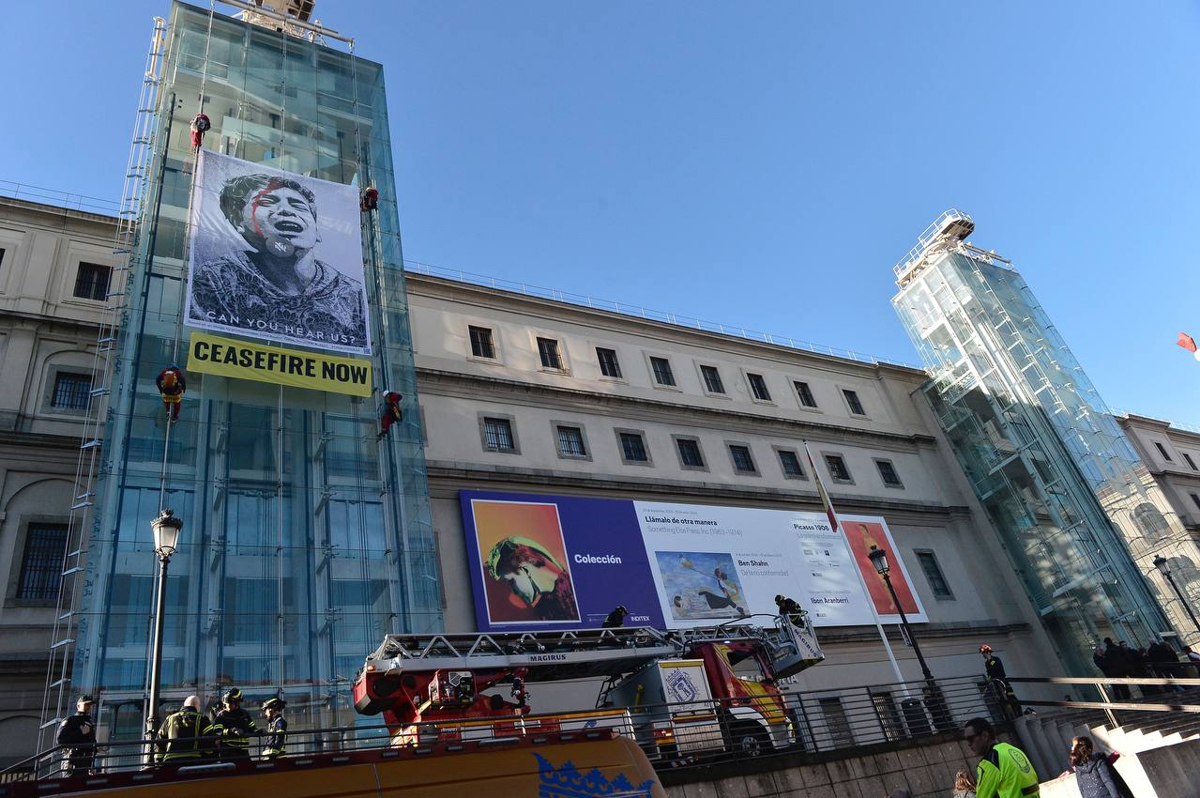 Greenpeace Despliega Una Gran Pancarta Contra La Guerra En Gaza En El