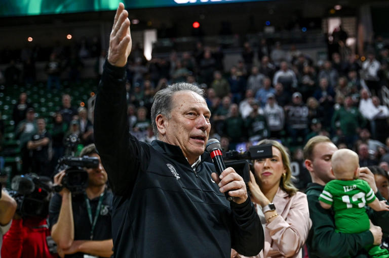 Michigan State Players And Fans Celebrate Tom Izzos 700th Win