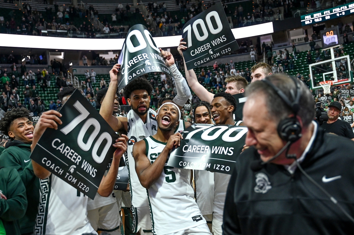 Michigan State Players And Fans Celebrate Tom Izzos 700th Win