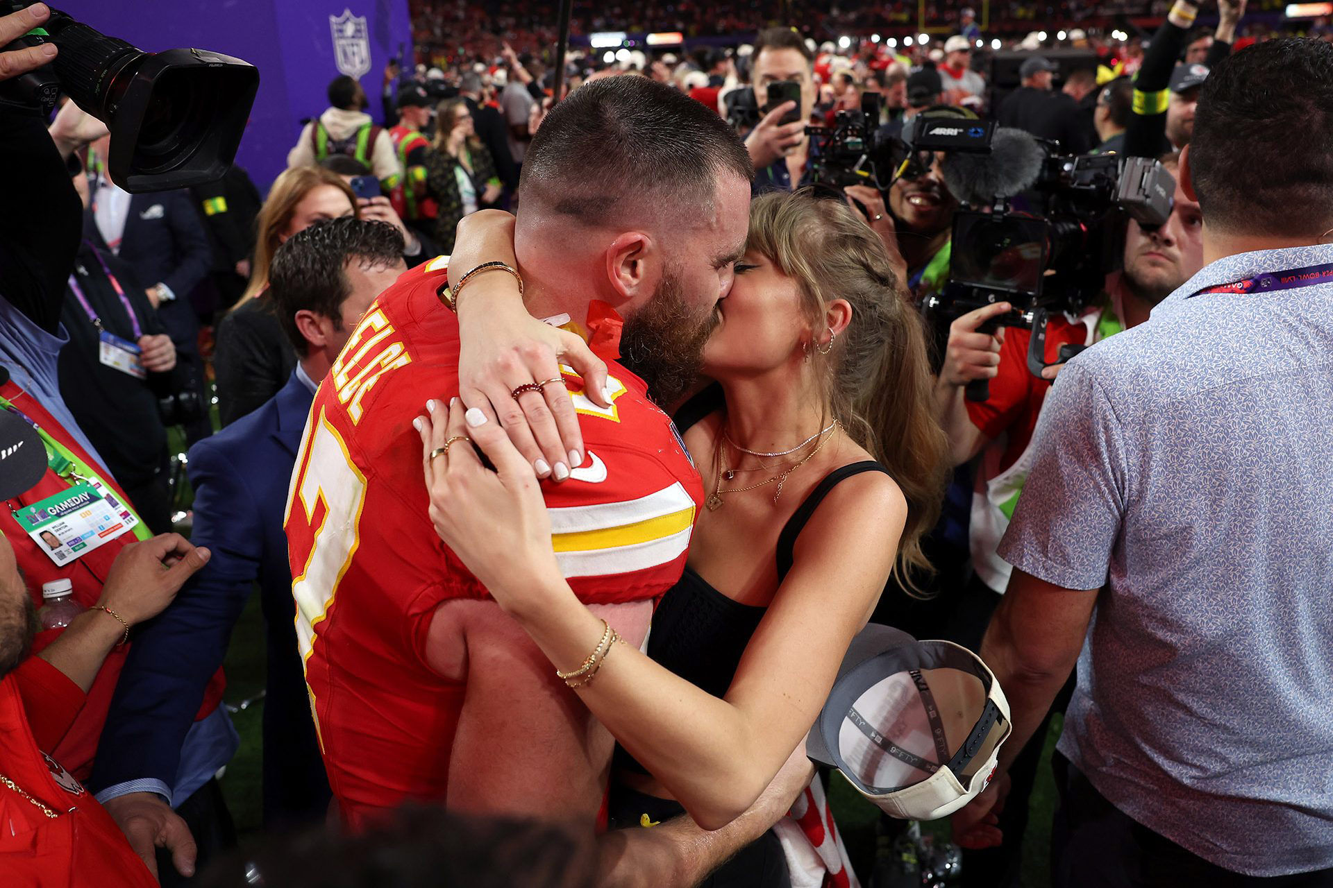 El Beso Entre Travis Kelce Y Taylor Swift Y Las Mejores Imágenes De La