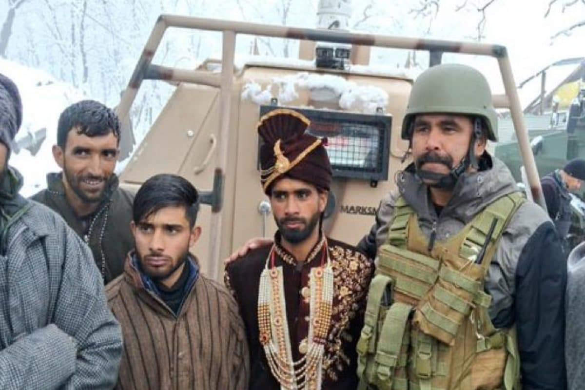 Jammu And Kashmir Crpf Rescues Groom Stranded In Heavy Snow Escorts