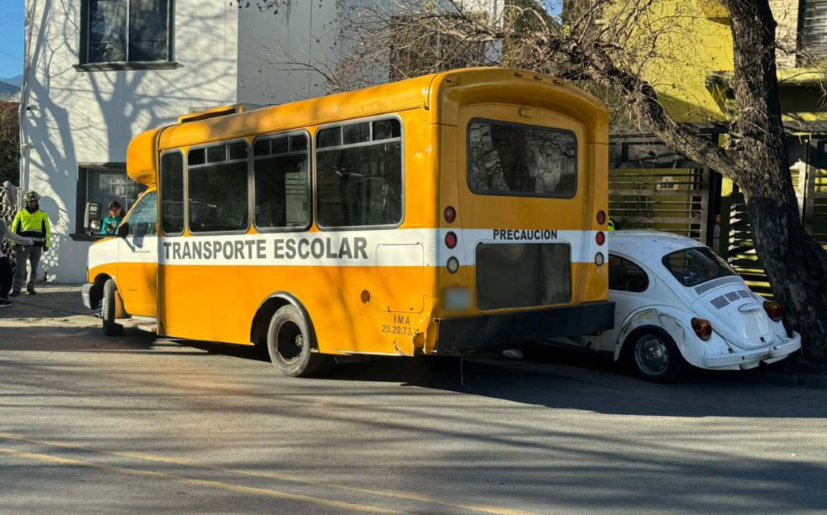 Choca Transporte Escolar Contra Casas Y Auto En Monterrey