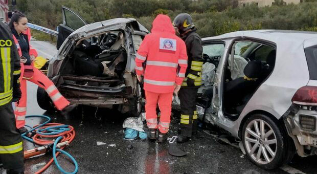 Scontro Frontale Tra Auto Nel Crotonese Due Morti E Due Feriti Gravi